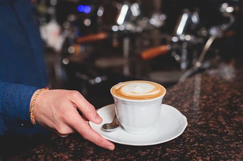 커피 하우스 바의 커피 머신에서 일하는 바리스타 카푸치노 또는 라떼를 만드는 바텐더 바텐더 카페 카운터에서 커피 음료를 준비하는