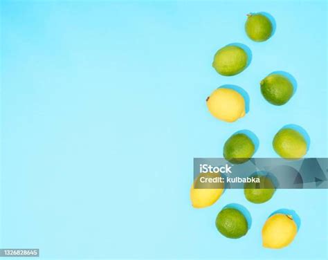 Jeruk Nipis Dan Lemon Segar Dengan Latar Belakang Biru Foto Stok