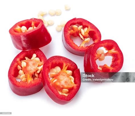흰색 배경에 고립 된 씨앗이있는 신선한 고추 고추의 단면 0명에 대한 스톡 사진 및 기타 이미지 0명 개체 그룹 고추류 Istock
