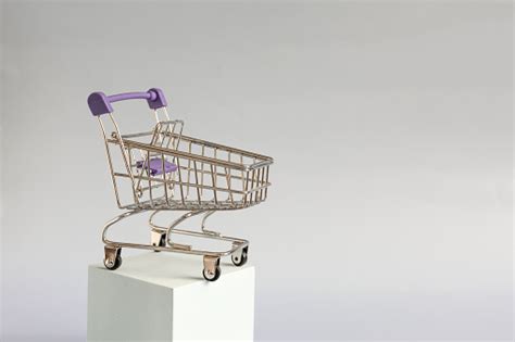 코피 공간의 밝은 배경에 파란색 연단에 서 파란색 빈 금속 쇼핑 바구니 매장에서 장바구니 컨셉 3차원 형태에 대한 스톡 사진 및 기타 이미지 Istock