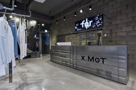 시크한 그레이 블랙톤으로 마감한 캐주얼 42평 옷가게 인테리어 강남구 신사동