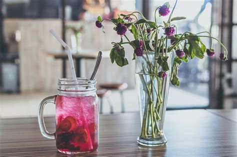 카페 발리 섬 인도네시아에서에서 여름 딸기 신선 하 고 차가운 Mocktail 2명에 대한 스톡 사진 및 기타 이미지 2명