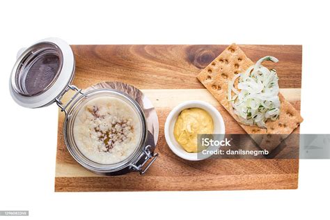 레스토랑 서비스 컨셉 국가 요리 러시아어 전통 요리 홀로데트 마늘과 겨자와 파로 장식 된 향신료를 곁들인 홈메이드 젤리 고기
