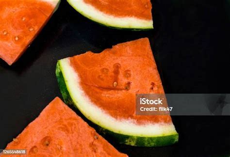 검은 배경에 붉은 잘 익은 달콤한 수박의 조각 클로즈업 선택적 초점 0명에 대한 스톡 사진 및 기타 이미지 0명 건강한