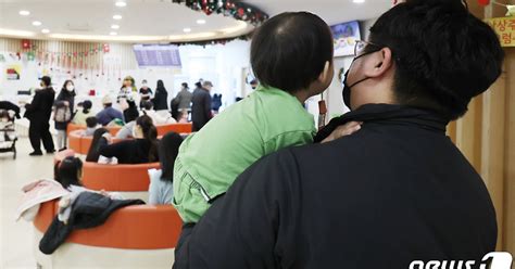 수족구병 환자 한달 새 3배 급증…0~6세 폭발적 확산