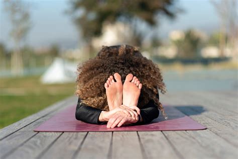 도시 생활에서 멀리 요가 운동을하는 여자 앉은 앞으로 벤드 Paschimottanasana 건강한 생활방식에 대한 스톡 사진 및 기타 이미지 Istock