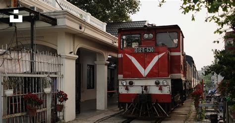 기차역에 주차된 빨간색과 흰색 기차 사진 Unsplash의 무료 하노이 이미지