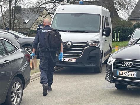 Un Homme Menaçant Armé Dun Couteau Tué Par Un Gendarme Dans Un