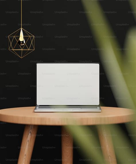 나무 테이블 위에 앉아 노트북 컴퓨터 사진 Unsplash의 랩톱 이미지
