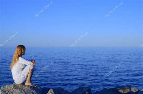 Jeune Fille Assise Sur Le Rocher De La Mer Pacifique Photographie