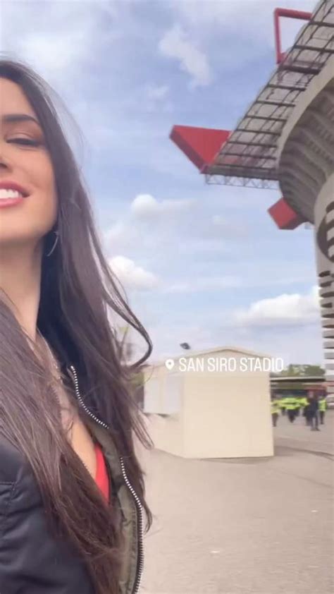 Serie A Presentadora Del Ac Milan Está Ayudando Al Equipo De Sus