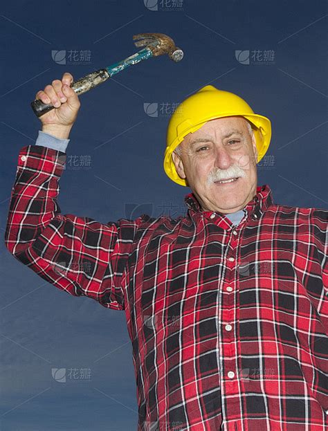 拿着锤子的建筑工人
