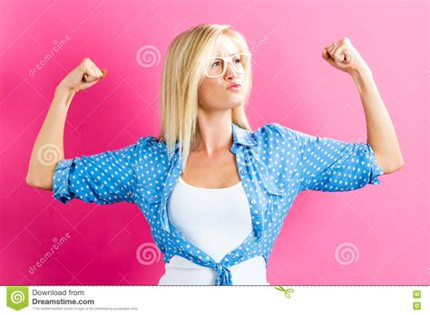 Sterke Jonge Vrouw Op Roze Achtergrond Stock Afbeelding Image Of
