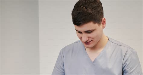 의료 전문가가 근육 자극 장치의 디스플레이를 터치하는 동안 사람 다리에 스냅 전극을 누릅니다 사진 Unsplash의 건강 검진 이미지