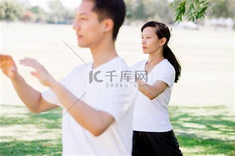 人们在公园里练太极拳。夏天人们在公园里练太极拳高清摄影大图 千库网