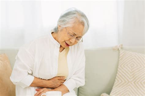 胃潰瘍はストレスが原因！？みぞおちの痛みは？検査や治し方について医師が解説