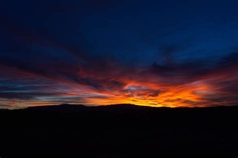 鮮やかなオレンジと赤の夕日深い青空アリゾナ Horizonのストックフォトや画像を多数ご用意 Horizon ふわふわ アメリカ