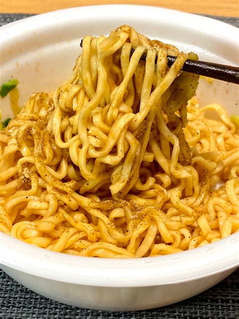 弾力のあるフライ麺もタレの味とばっちり合う。これはノンフライ麺じゃなくてフライ麺だからこそ合う味だなあ。