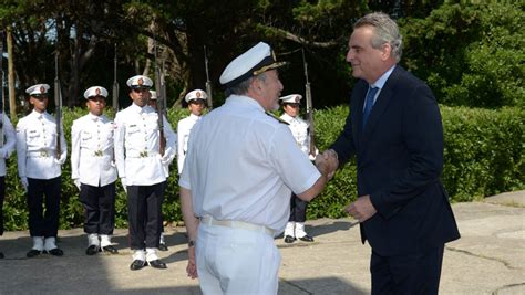 El Ministro de Defensa visitó la Base Naval Mar del Plata Argentina gob ar