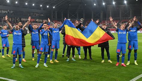 Jucătorii de la FCSB au sărbătorit cu steagul României pe teren