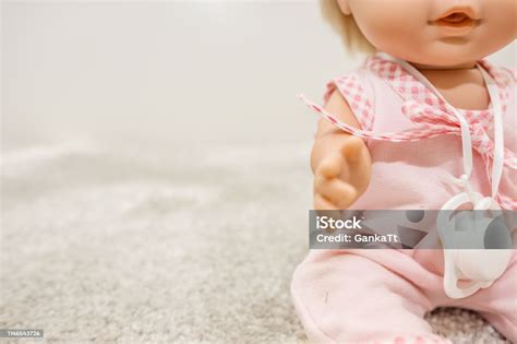 아름 다운 수 제 아로마 인형의 클로즈업 어린이 게임 오토바이와 아 이들의 감정의 농축 실제 생활에 대 한 준비 가족에 대한