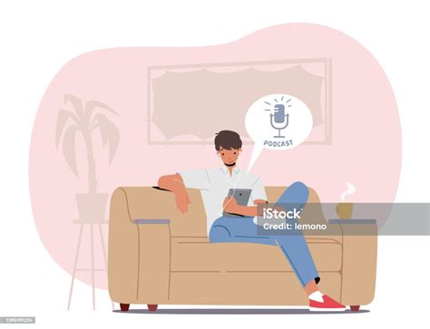 오디오 팟 캐스트 청취자는 헤드셋과 태블릿을 통해 집에서 편안한 소파에 앉아 팟 캐스트를 듣습니다 젊은 온라인 교육 소파에 대한 스톡 벡터 아트 및 기타 이미지 Istock