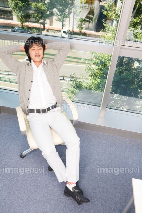 【後頭部で手を組む男性】の画像素材10611909 写真素材ならイメージナビ