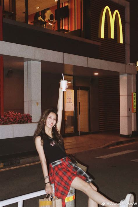 组图：赵继伟妻子晒靓照 俏皮可爱一面尽显 搜狐大视野 搜狐新闻