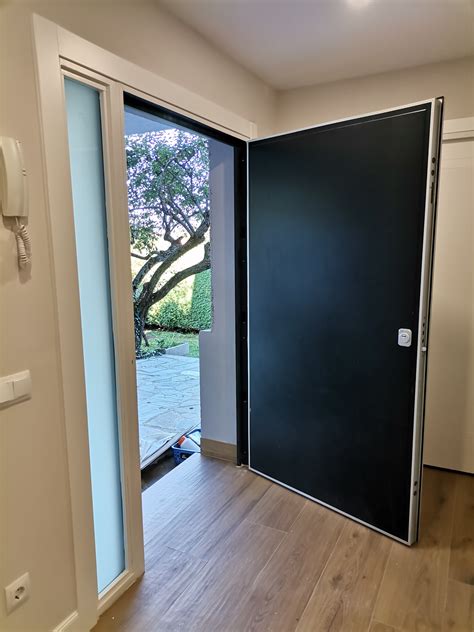 Puerta de Seguridad Acorazada con Fijo Lateral Carpintería Mariano Galán