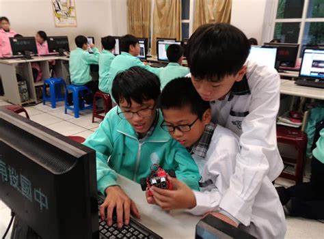 跟著 Webduino 一起翻轉 Iot 物聯網：webduino 自走車三聯發 高職機械科、國中社團、台東自學遠距課程， 看看不同年齡