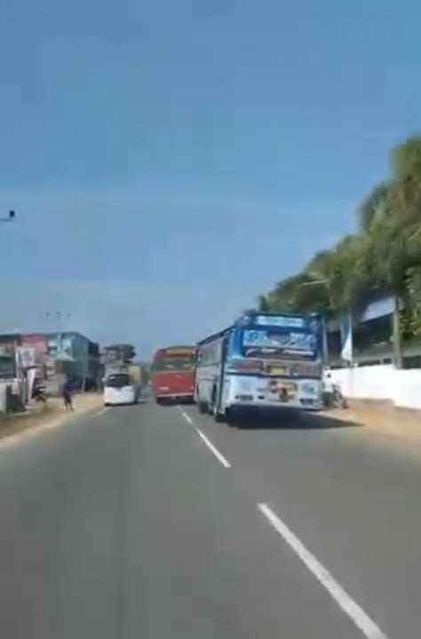 මහ පාරේ බස් වලි😱 Youtube