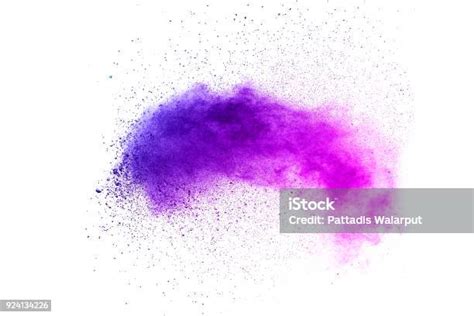 青紫色粉体爆発雲が白い背景で隔離クローズ アップの青紫ダスト粒子がスプラッシュの背景に分離されました お祝いのストックフォトや画像を多数ご