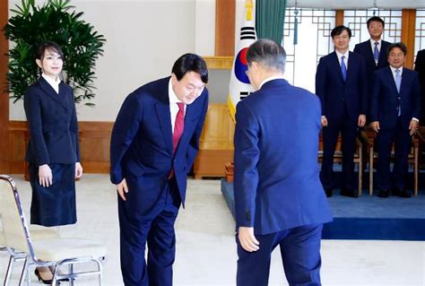슬라이드 화보 윤석열 총장 부인 김건희와 청와대 임명장 수여식 참석 아주경제