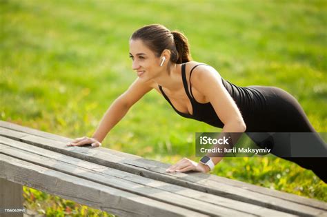 건강한 라이프 스타일 벤치에서 운동을하고 도시 환경에서 음악을 듣고 스포츠 여성 거리에 대한 스톡 사진 및 기타 이미지 거리 건강한 생활방식 노랑 Istock