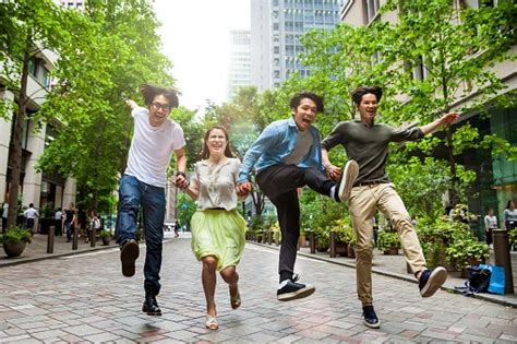 그룹분재 프렌즈 매달기 주시나요 발허리뼈와 도시에서 점프에 대한 스톡 사진 및 기타 이미지 점프 미소 도시 Istock