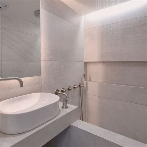 엘바노 코리아 욕실 전면거울에 매립수전을 디테일이 노출되고 단점이 될수있는 부분을 깔끔하게 마감하면 이런 결과물이 나옵니다 ️ 자연배수 타일부착형세면기무광스텐레스