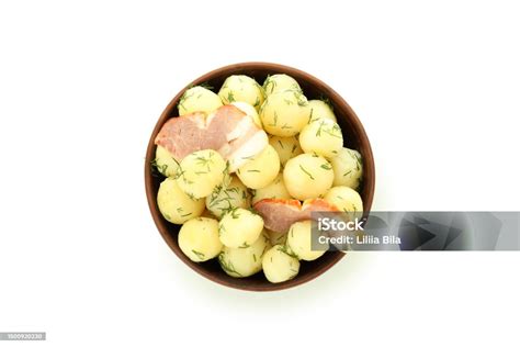 하얀 배경에 고립된 삶은 어린 감자를 곁들인 맛있는 음식의 개념 끓는 물에 삶기에 대한 스톡 사진 및 기타 이미지 끓는 물에