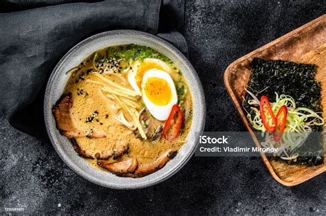 傳統的日本湯拉麵與肉湯 亞洲麵條 海藻 切片豬肉 雞蛋 黑色背景頂檢視 照片檔及更多 上湯 照片 上湯 中菜 亞洲 Istock