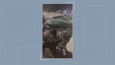 Carro fica completamente destruído depois de bater contra poste em