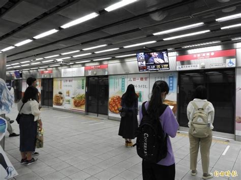 新聞 阿兵哥變痴漢 藏捷運廁所逼女生幫打手槍 看板sex Ptt網頁版