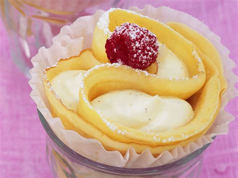 Palatschinken mit Vanillecreme gefüllt Rezept EAT SMARTER