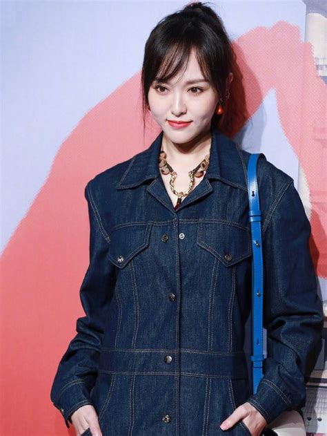 168cm戚薇與172cm唐嫣，同穿牛仔短裙，不是腿長就能贏 每日頭條