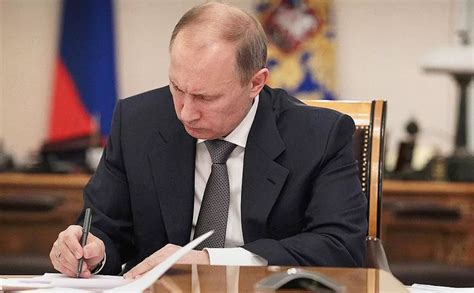 Путин подписал закон об ограничении использования телефонов во время