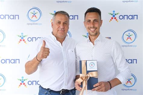 Με το κλειδί στο χέρι οι δύο μεγάλοι νικητές του διαγωνισμού Opap Store App