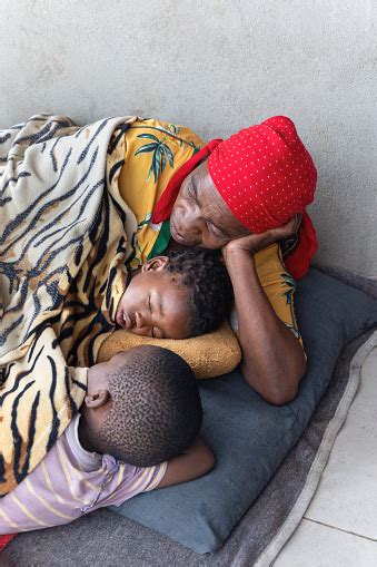 마을 아프리카 가족 할머니와 집 앞 야외에서 자고있는 아이들 12 17 개월에 대한 스톡 사진 및 기타 이미지 12 17 개월 18 23 개월 3 명 Istock