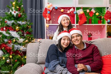 행복한 가족 아버지 어머니와 딸의 초상화 거실 휴가 시즌에서 크리스마스를 축하 12월에 대한 스톡 사진 및 기타 이미지 12