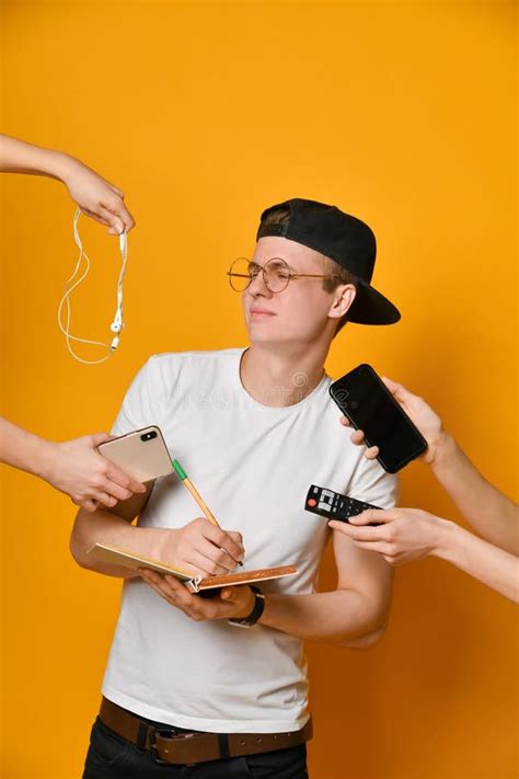 Prepar Ndose Para Los Ex Menes En Escuela Universidad De La Manera Tradicional Leyendo Un Libro