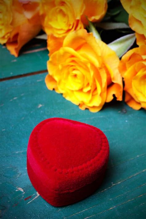 Il Cuore Ha Modellato Il Contenitore Di Anello Ed Il Mazzo Delle Rose