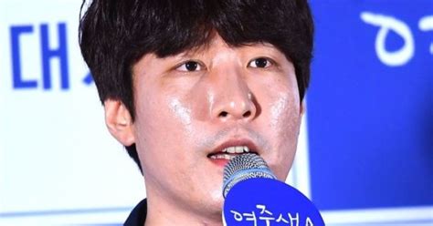 St포토 질문에 답하는 이경섭 감독