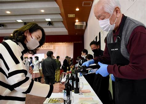 グラス傾け飲み比べ 生産者と交流 エーデルワイン・大迫【花巻】｜iwanichi Online 岩手日日新聞社